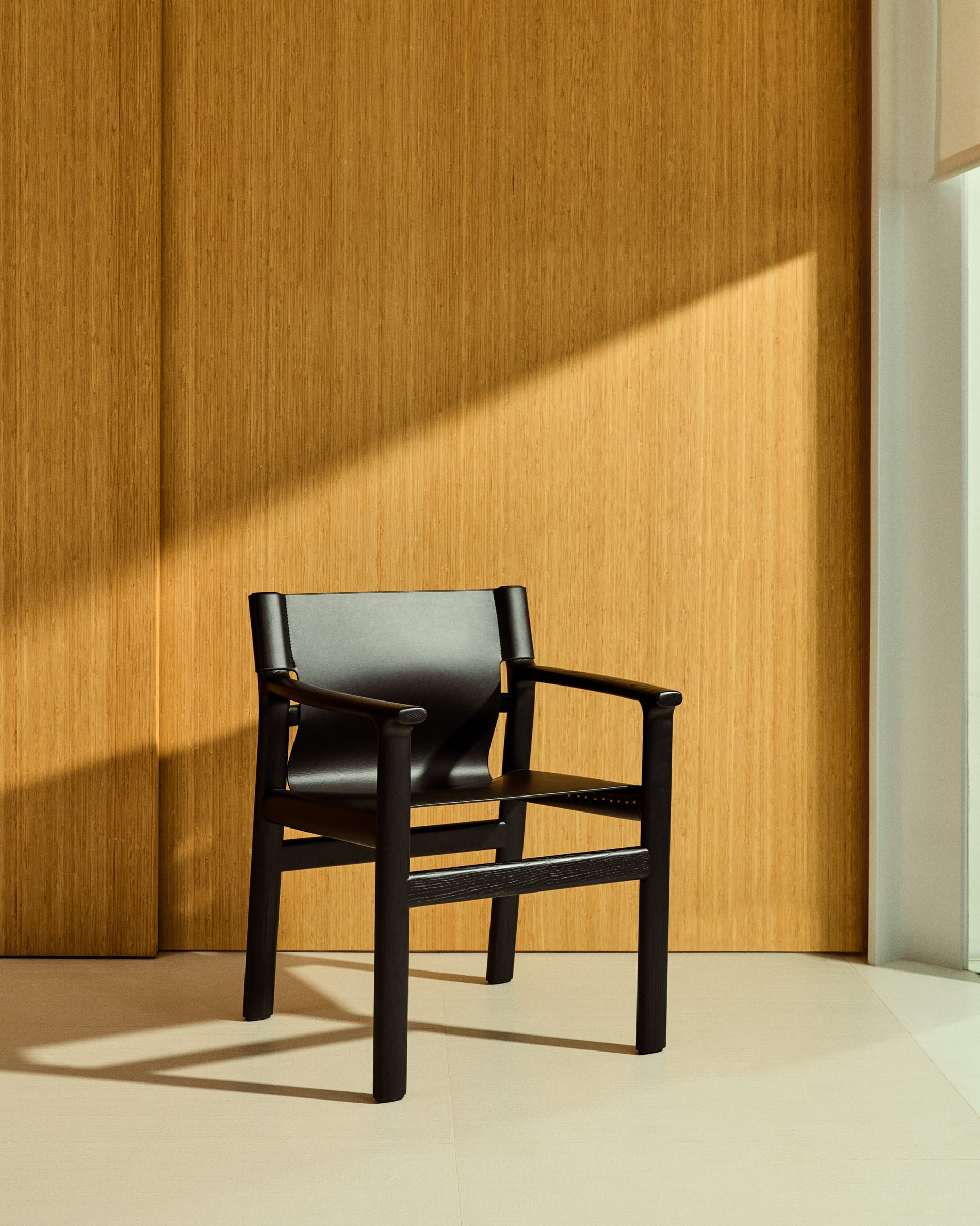 Jan chair made of black recycled leather fibres and FSC 100% solid ash ...