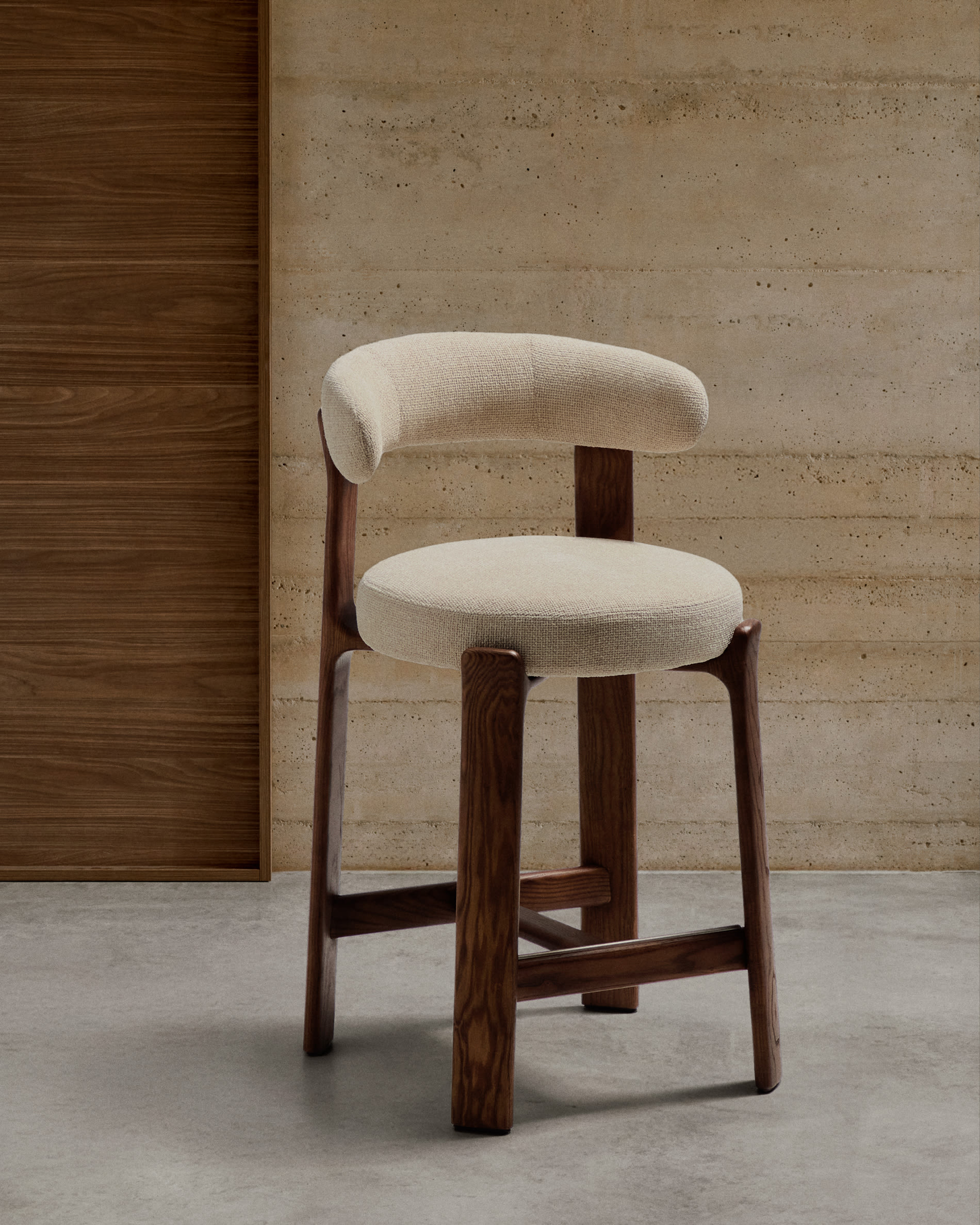 Granite kruk in beige chenille en massief essenhout met afwerking in notelaartoon FSC 100% 65 cm ...