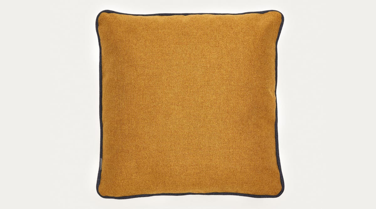 Viera Kissenhülle in Senfgelb und blauer Rand 45 x 45 cm | Kave Home
