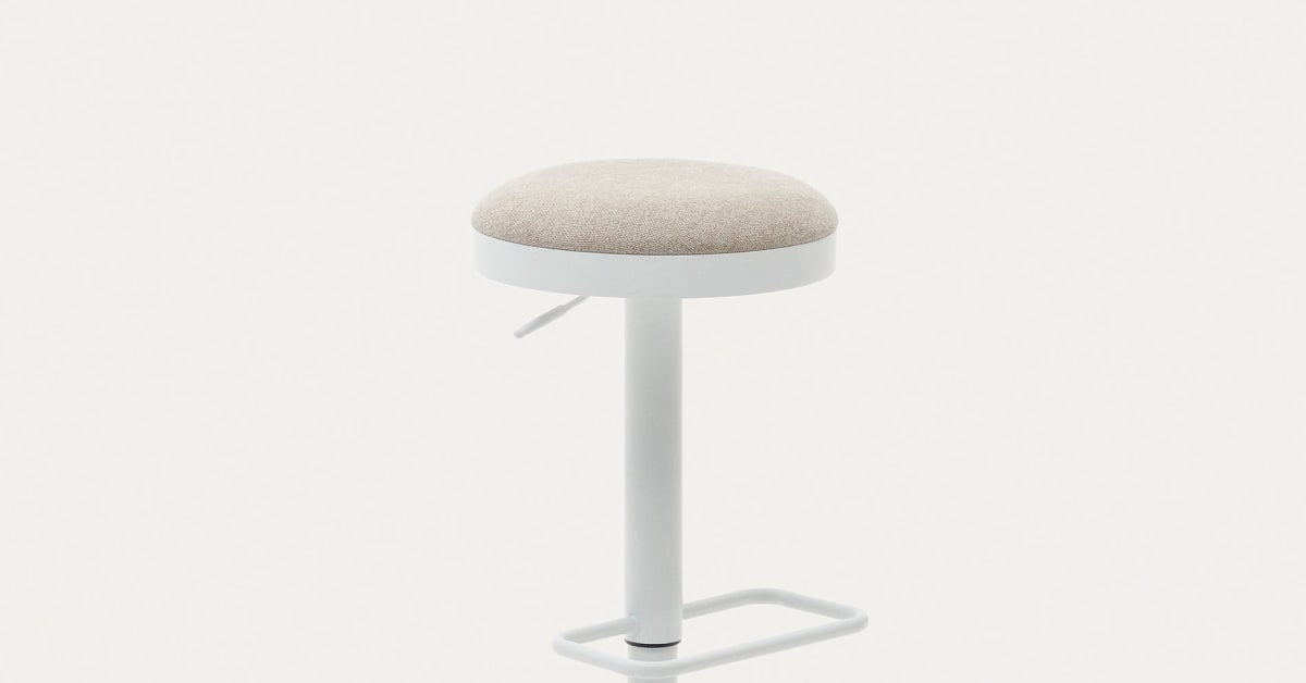 Tamboret Zaib de chenilla beix i acer blanc mat alçada 63-84 cm | Kave Home