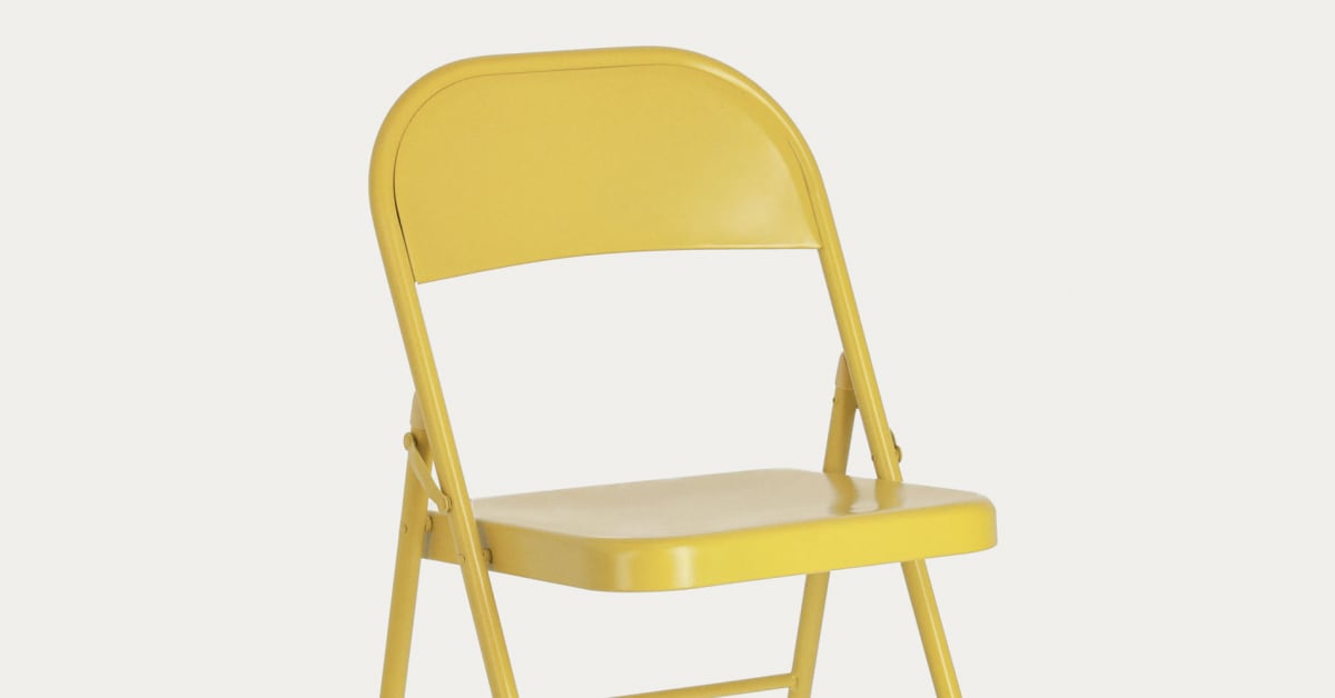 Sedia pieghevole Aidana in metallo color senape | Kave Home Italy