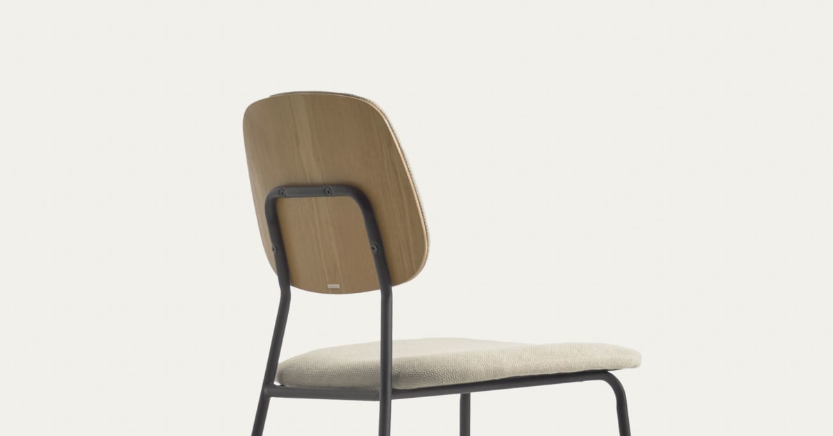 Cadeira empilhável Benilda bege chapa de carvalho e aço com acabamento ...