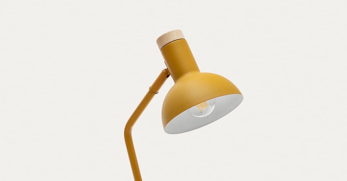 Lampada da scrivania Katia in legno e metallo senape | Kave Home Italy