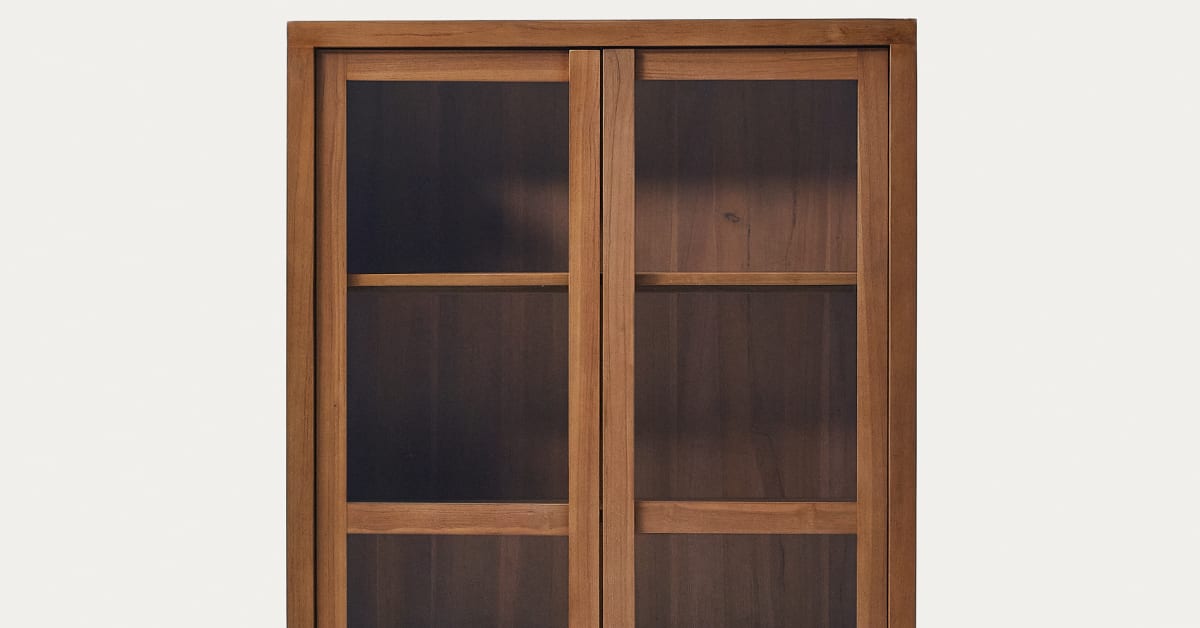Vitrina Sashi de madera maciza de teca 110 x 185 cm | Kave Home Spain