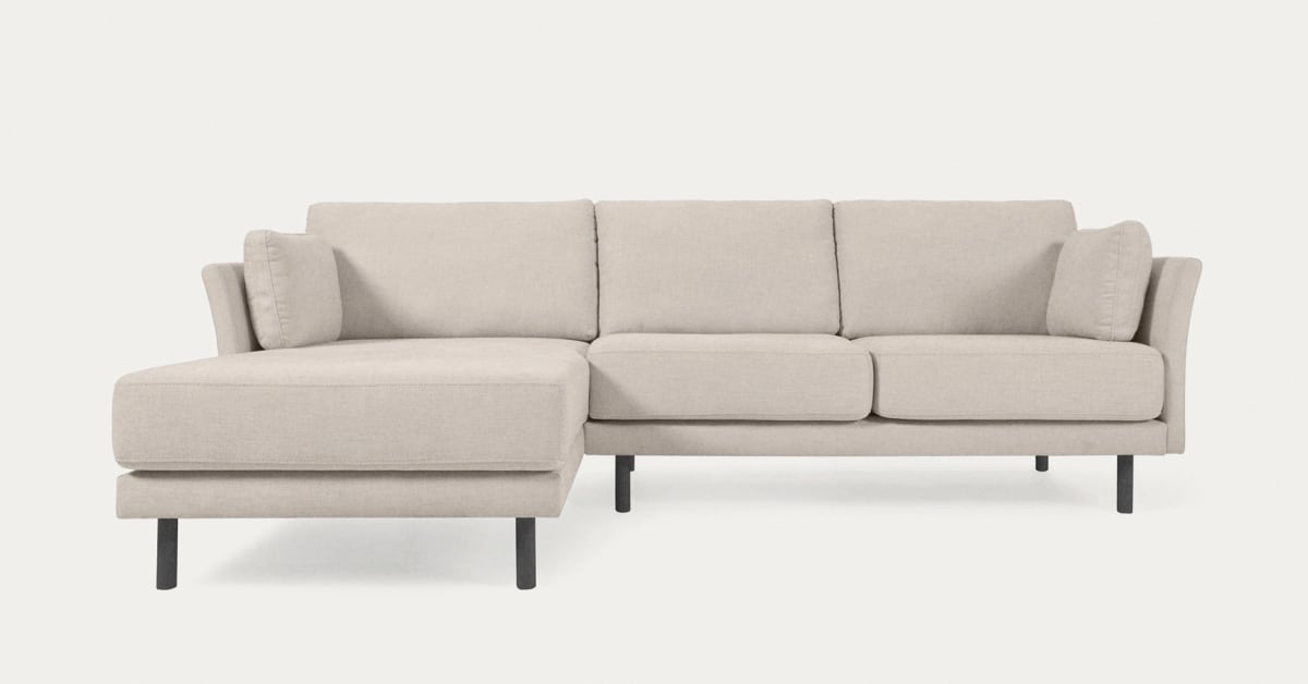 Sofá Gilma 3 lugares com chaise longue direita/esquerda bege com pés ...