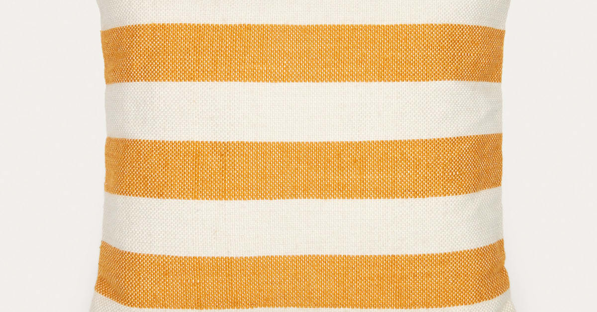 Capa de almofada Nans 100% PET de riscas branco e mostarda 45 x 45 cm ...