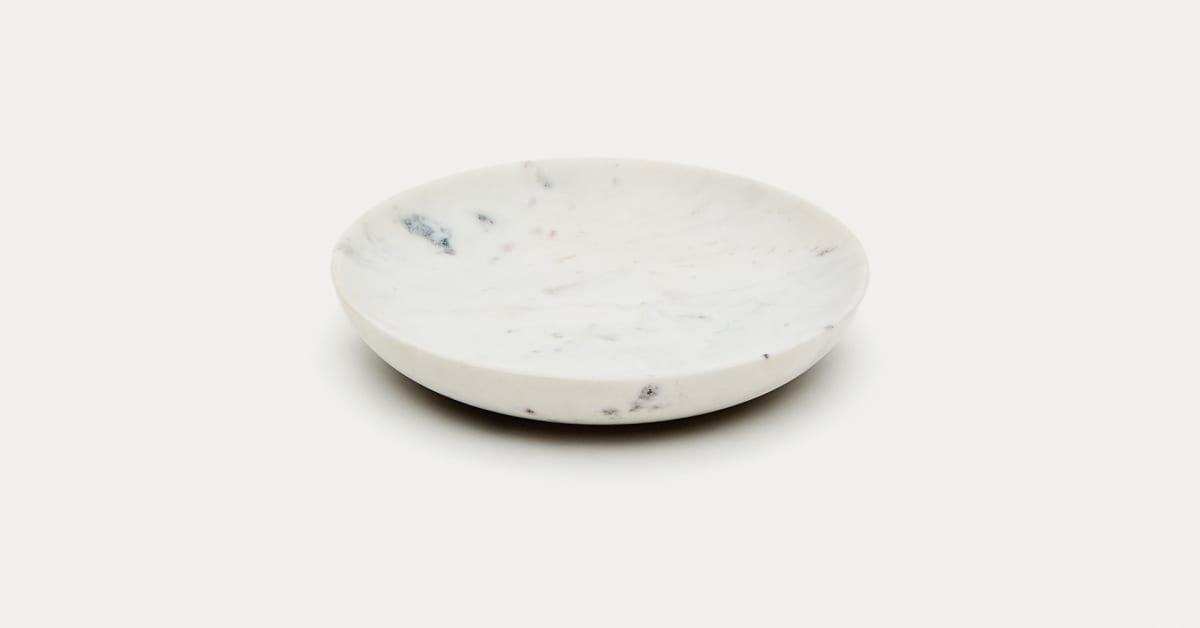 Ecin medium-sized white marble serving plate | Kave Home Great Britain