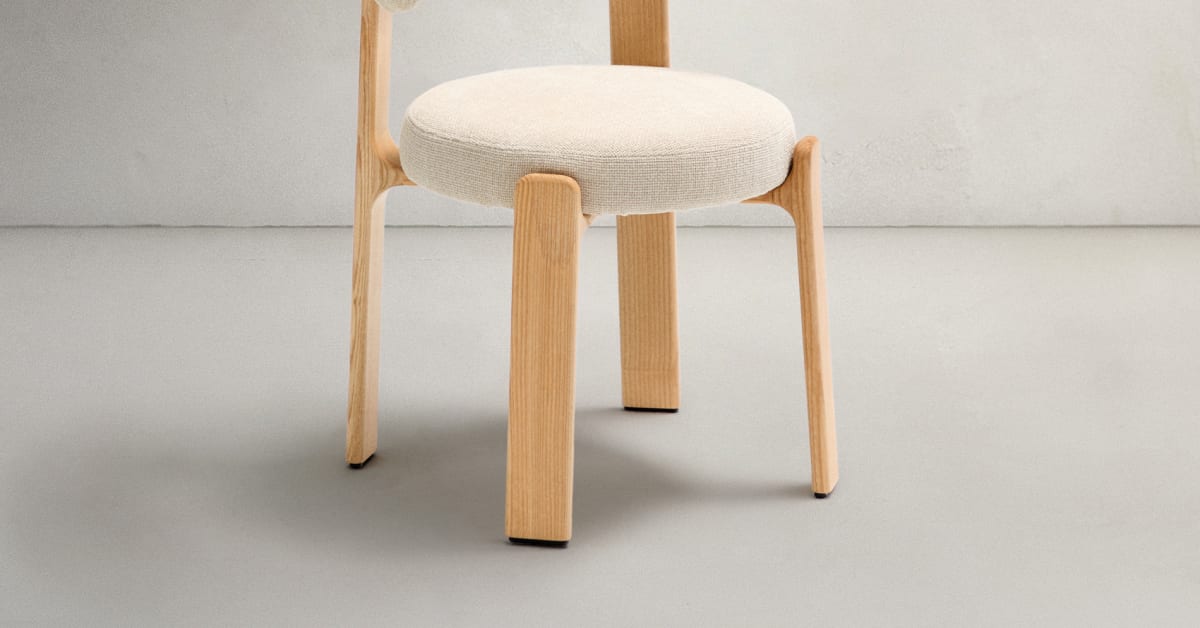 Granite stoel in beige chenille en massief essenhout in naturel afwerking FSC 100% | Kave Home ...