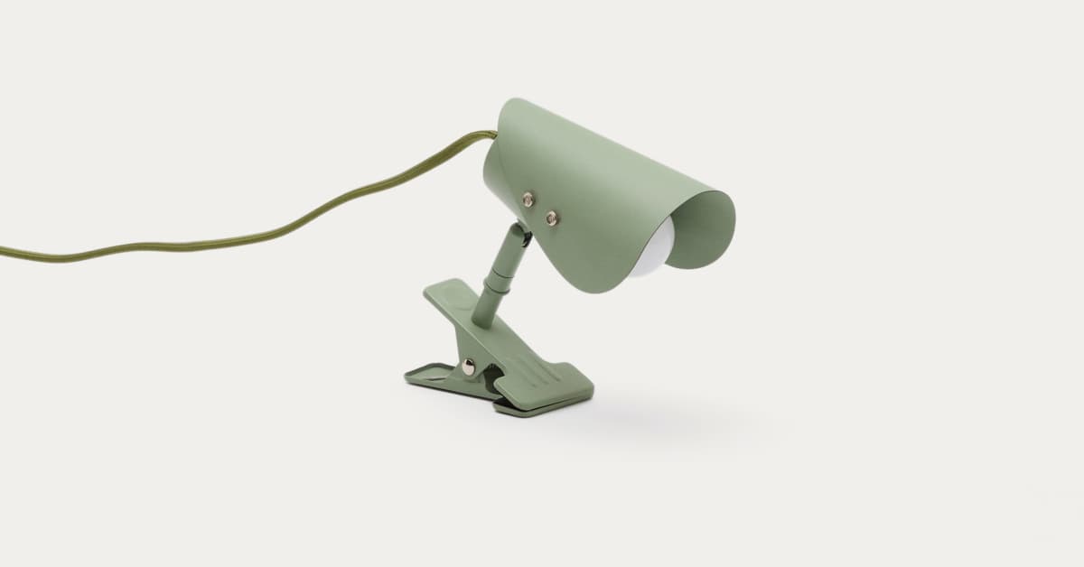 Llum petit amb pinça Jula de metall verd | Kave Home Spain