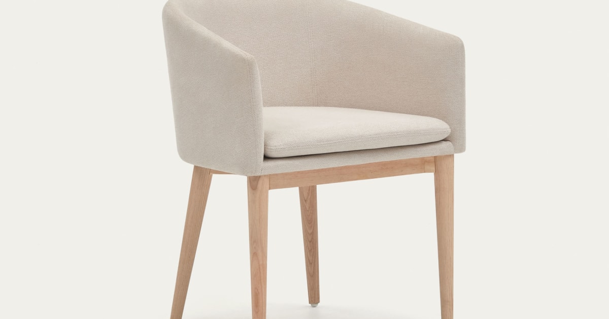 Silla Harlan de chenilla beige y patas de madera maciza de fresno ...