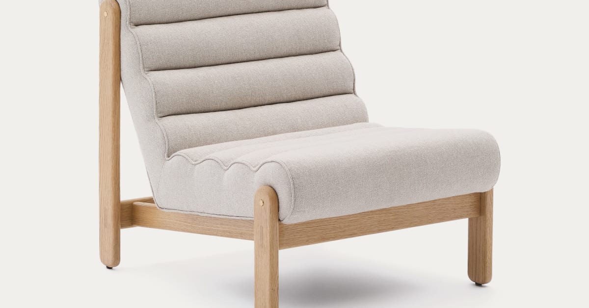 Poltrona Magira em madeira maciça de carvalho bege com acabamento em ...