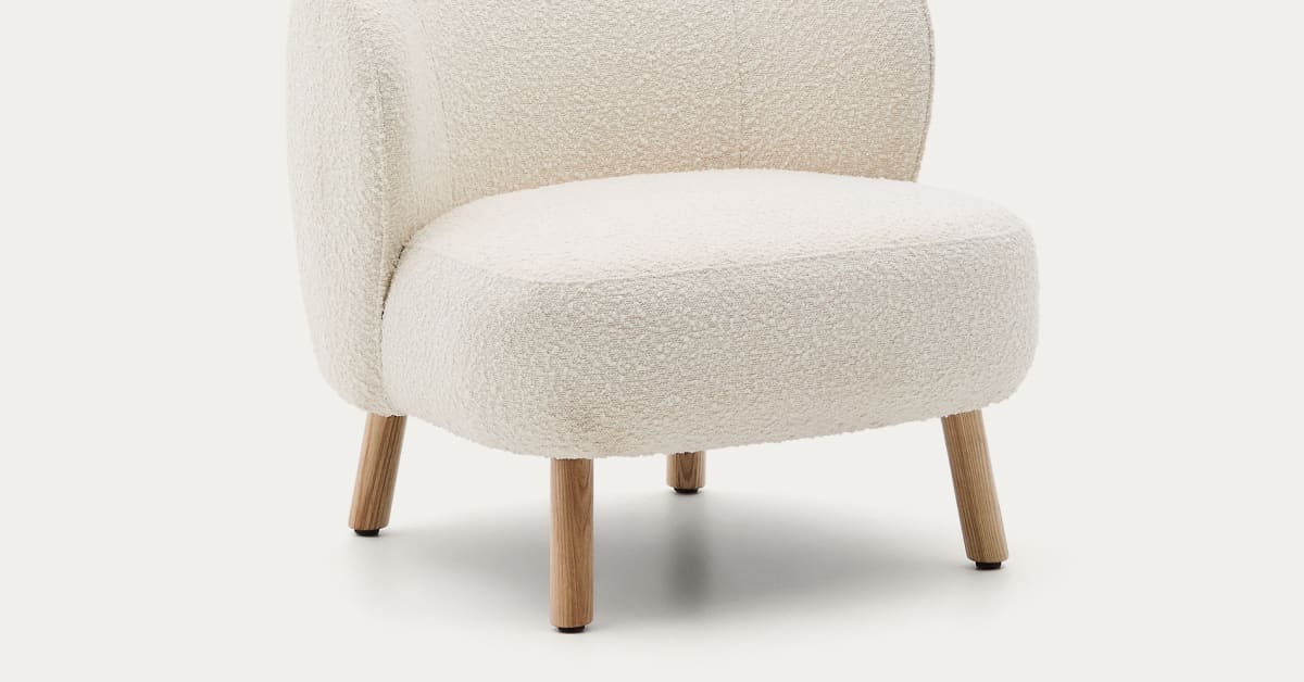 Fauteuil Ulit en tissu effet bouclette blanc et pieds en bois de hêtre ...