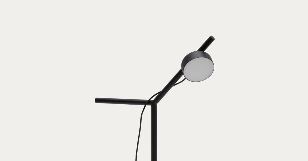 Candeeiro de mesa Orey em metal preto com projetor multiposição | Kave ...