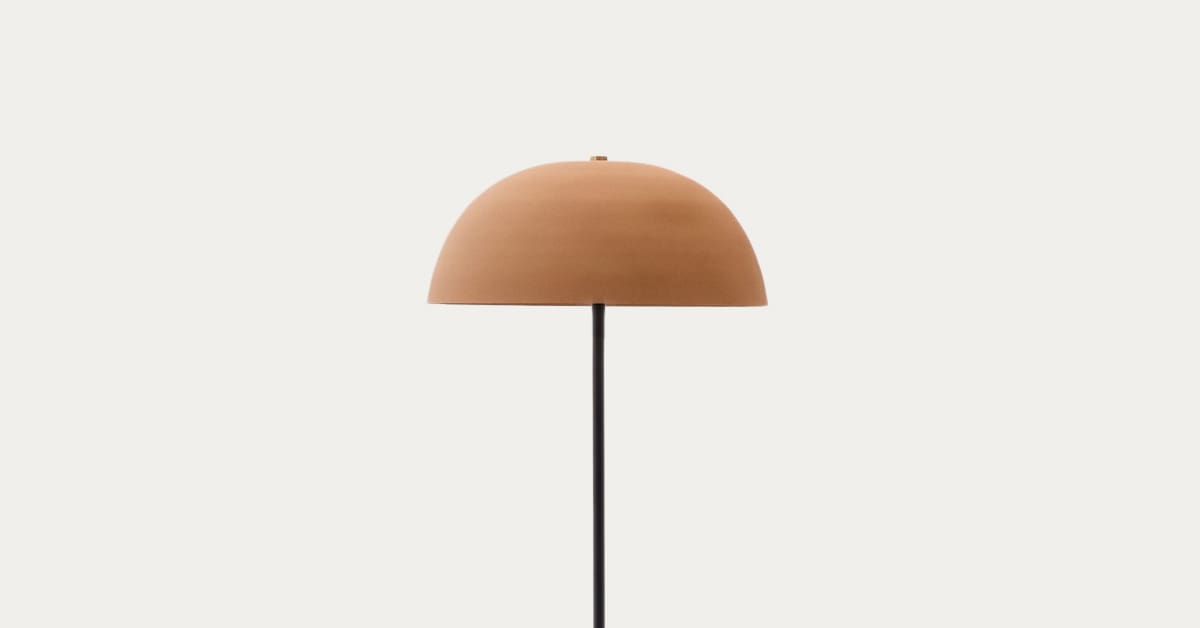 Lampadaire Nibla en métal noir et abat-jour avec effet terre cuite ...