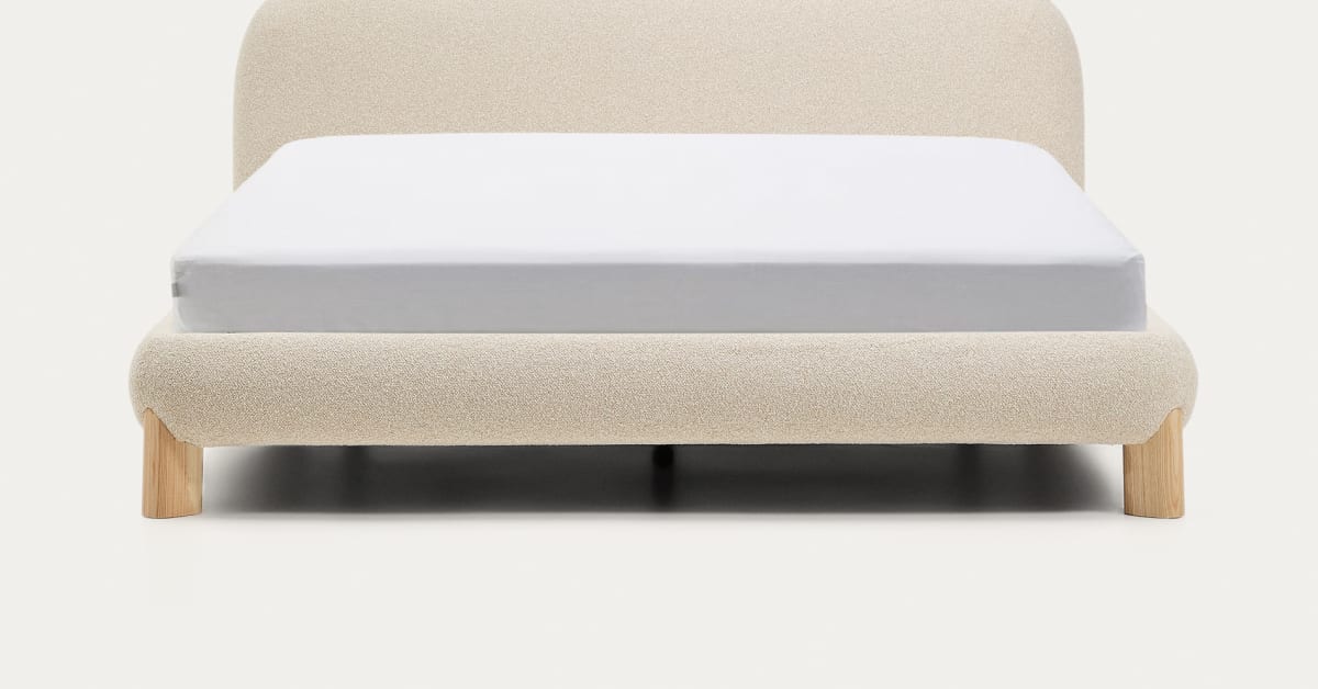 Cama de capa removível Odina bouclé cru e pés de madeira maciça de ...